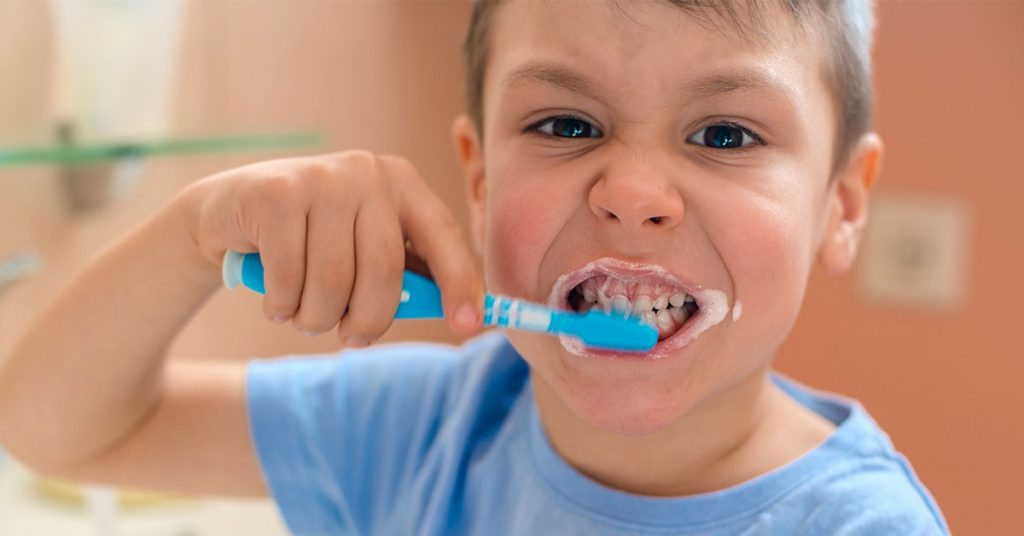 Mi hijo no quiere lavarse los dientes, ¿qué hago?